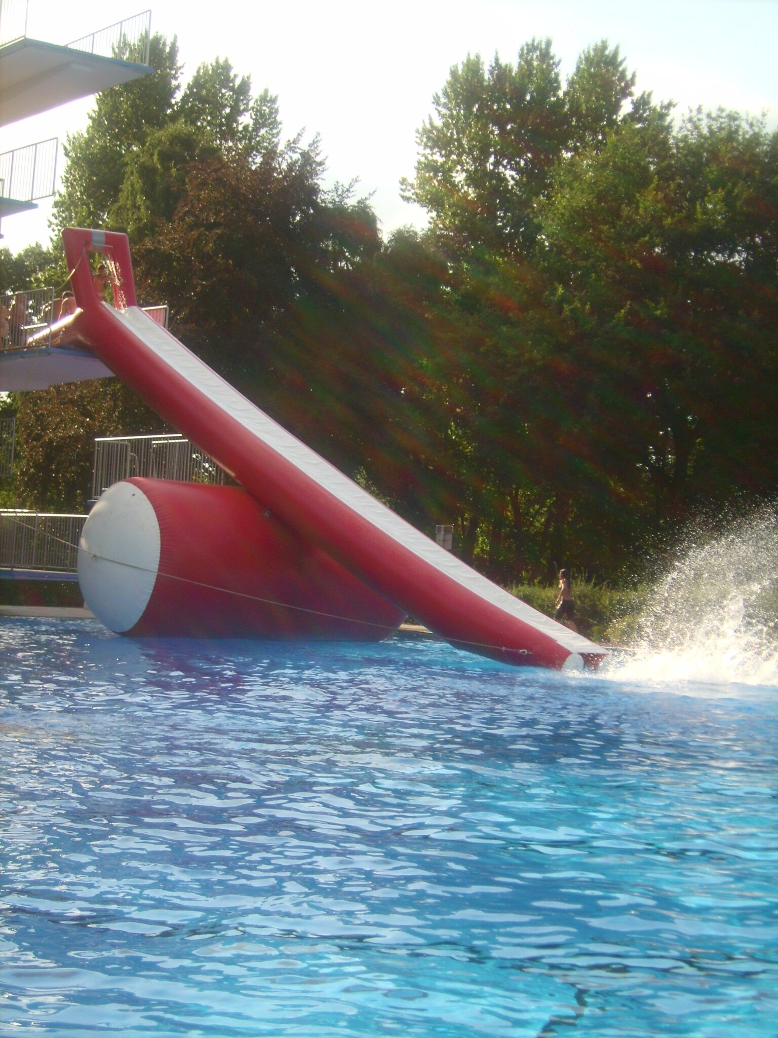 Aufbau der Rutsche im Freibad Hänigsen