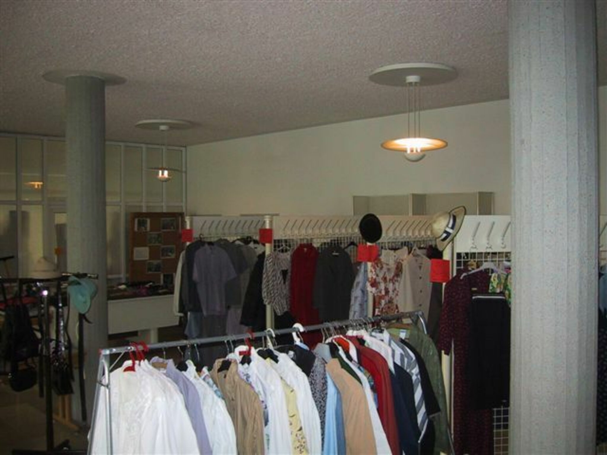 Second-Hand-Verkauf für Damenbekleidung und Accessoires