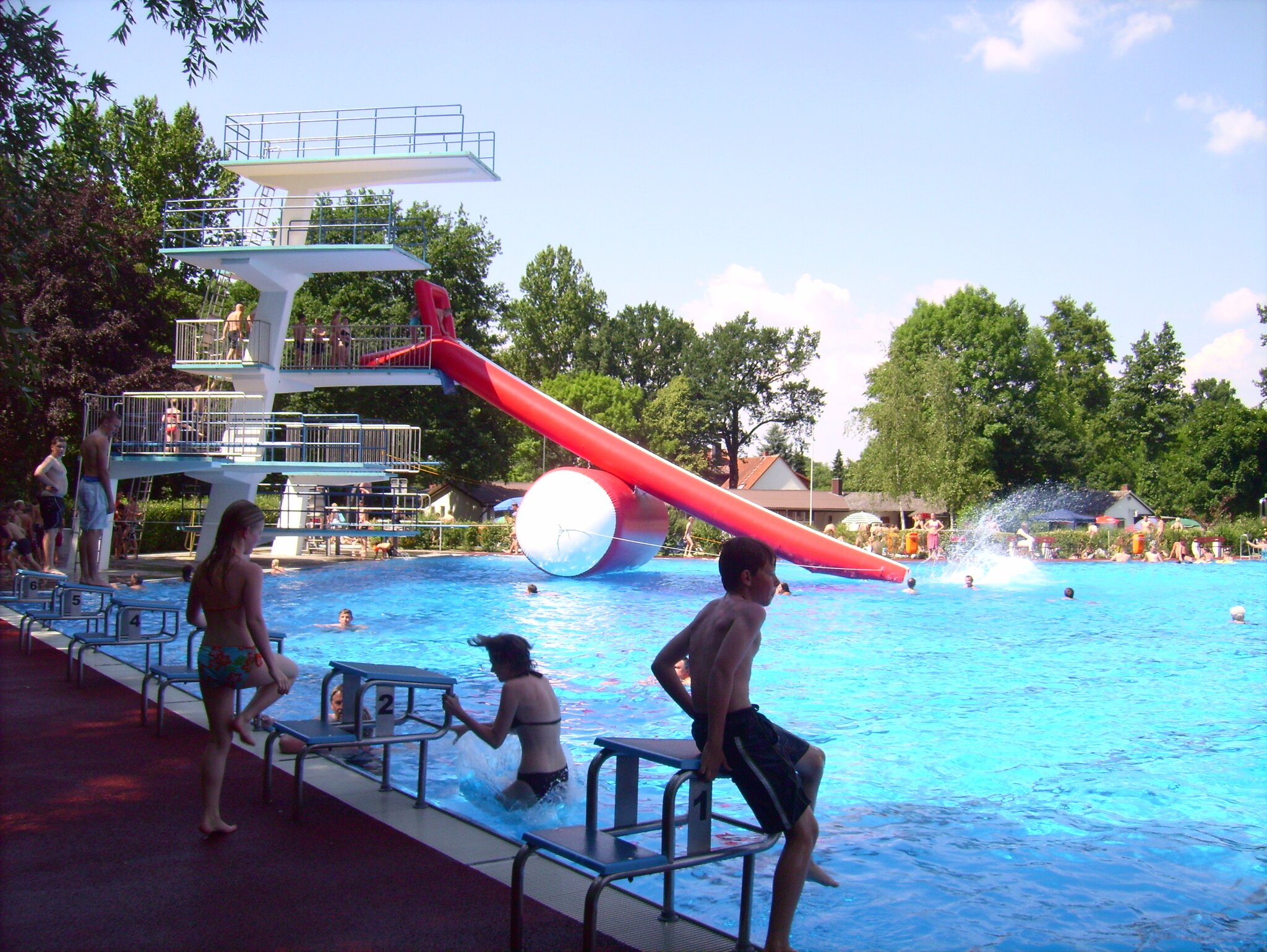Aufbau der Riesenrutsche im Hänigser Freibad
