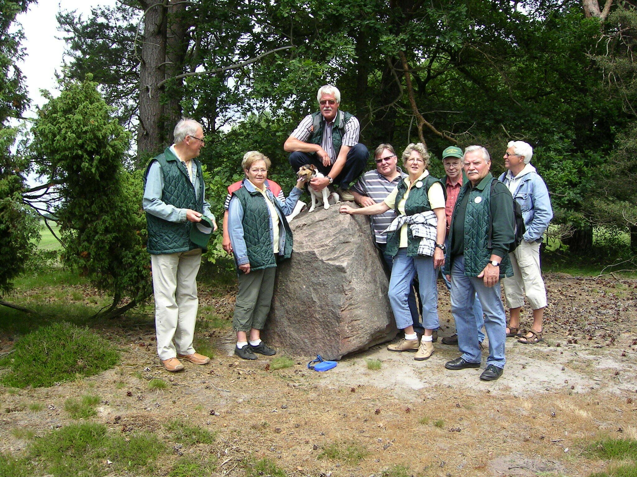 Wandergruppe erkundet die Helstorfer Heide