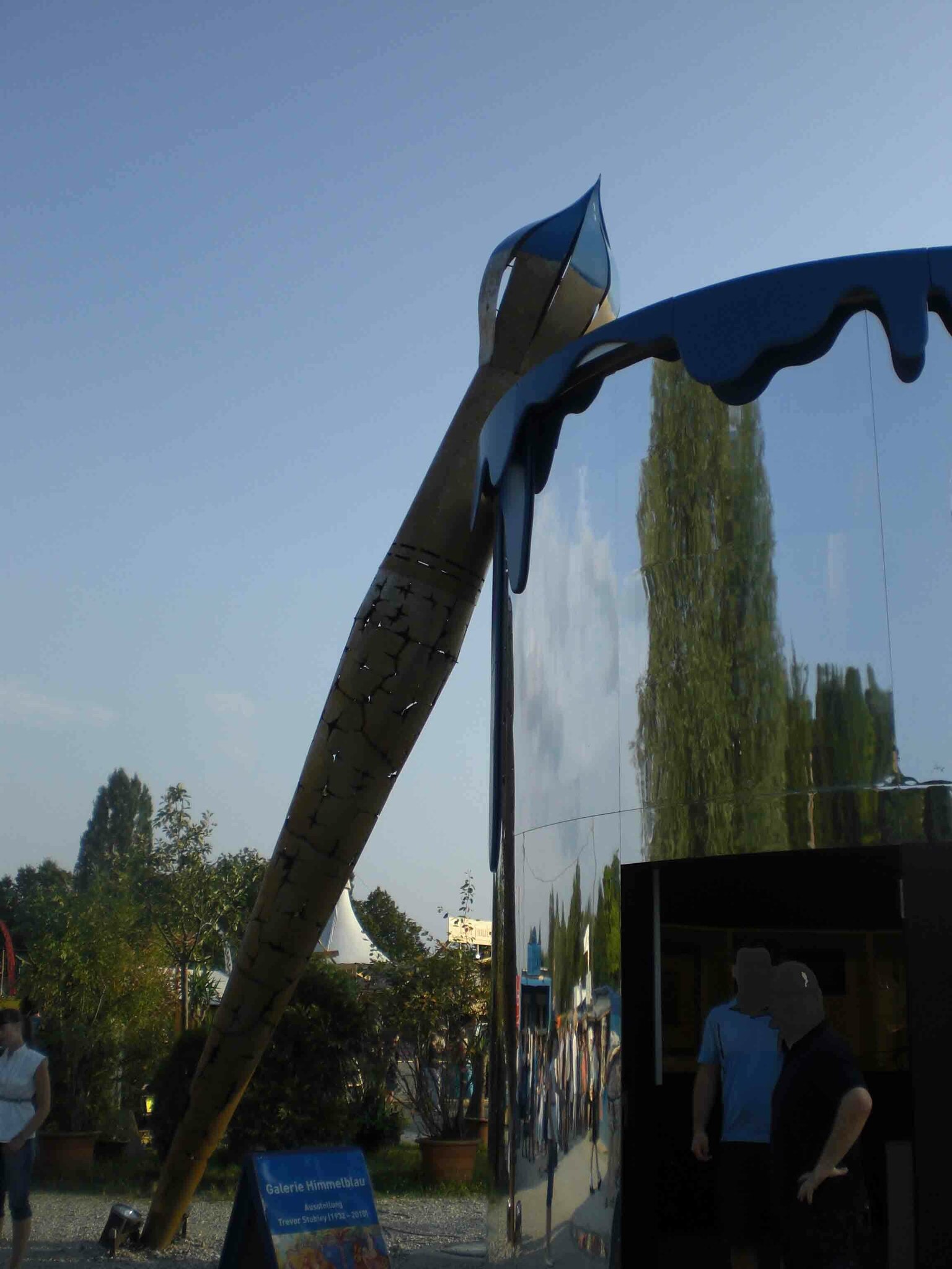 überdimensionaler Farbtopf von Adam Stubley