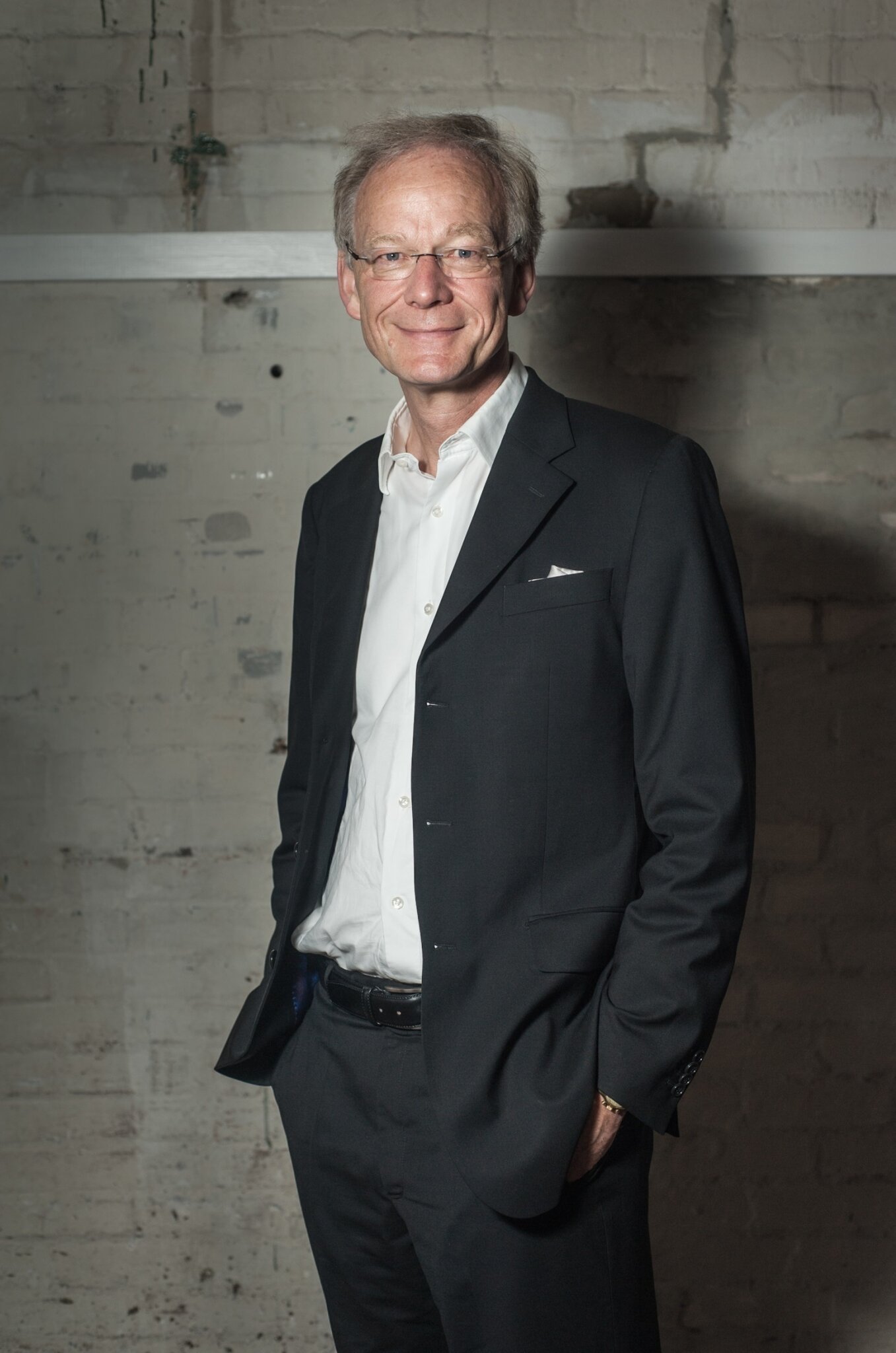 Prof. Dr. Michael Göring. Lesung aus seinem Roman „Vor der Wand“. Warum ...