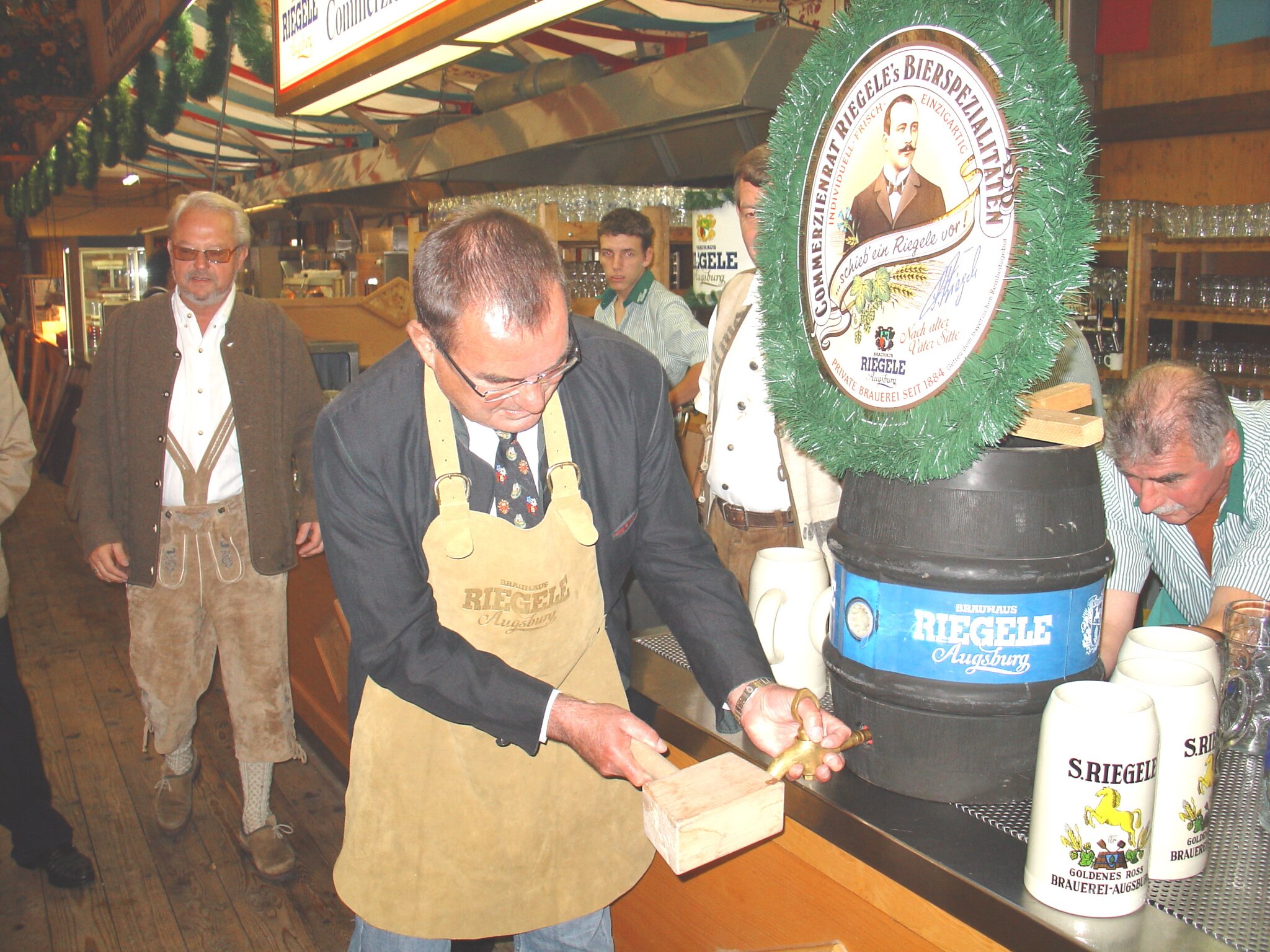 Bürgermeister Siegfried Deffner beim Bieranstich der Gersthofer ...
