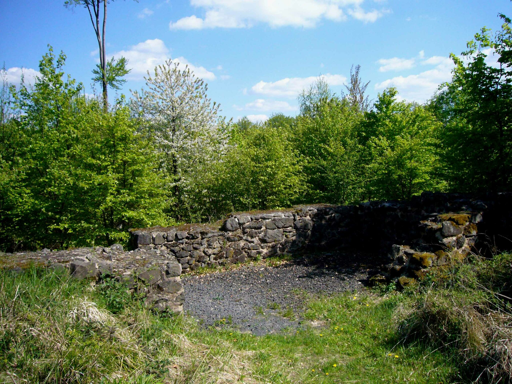 Die Dreihäuser Höfe - Mauerreste einer alten Karolingersiedlung mitten ...