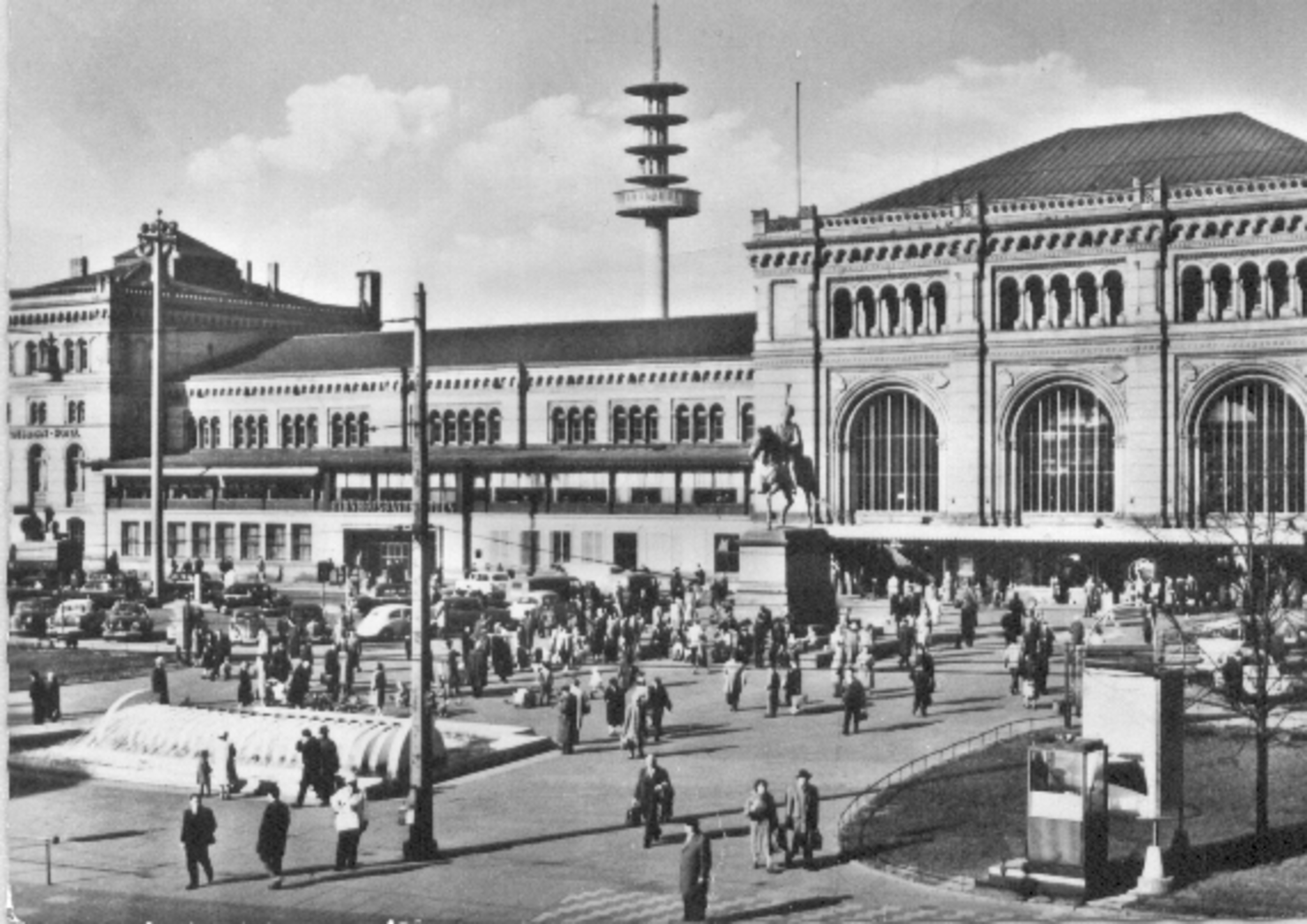 Der Bahhofsvorplatz, Ernst-August-Platz, auf einer alten Postkarte. Mag ...