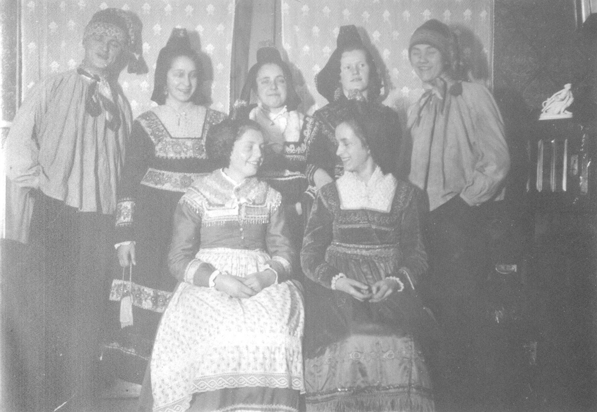 Mein Vater Heinrich mit seinen 3 Schwestern Maria, Elisabeth und Erna ...