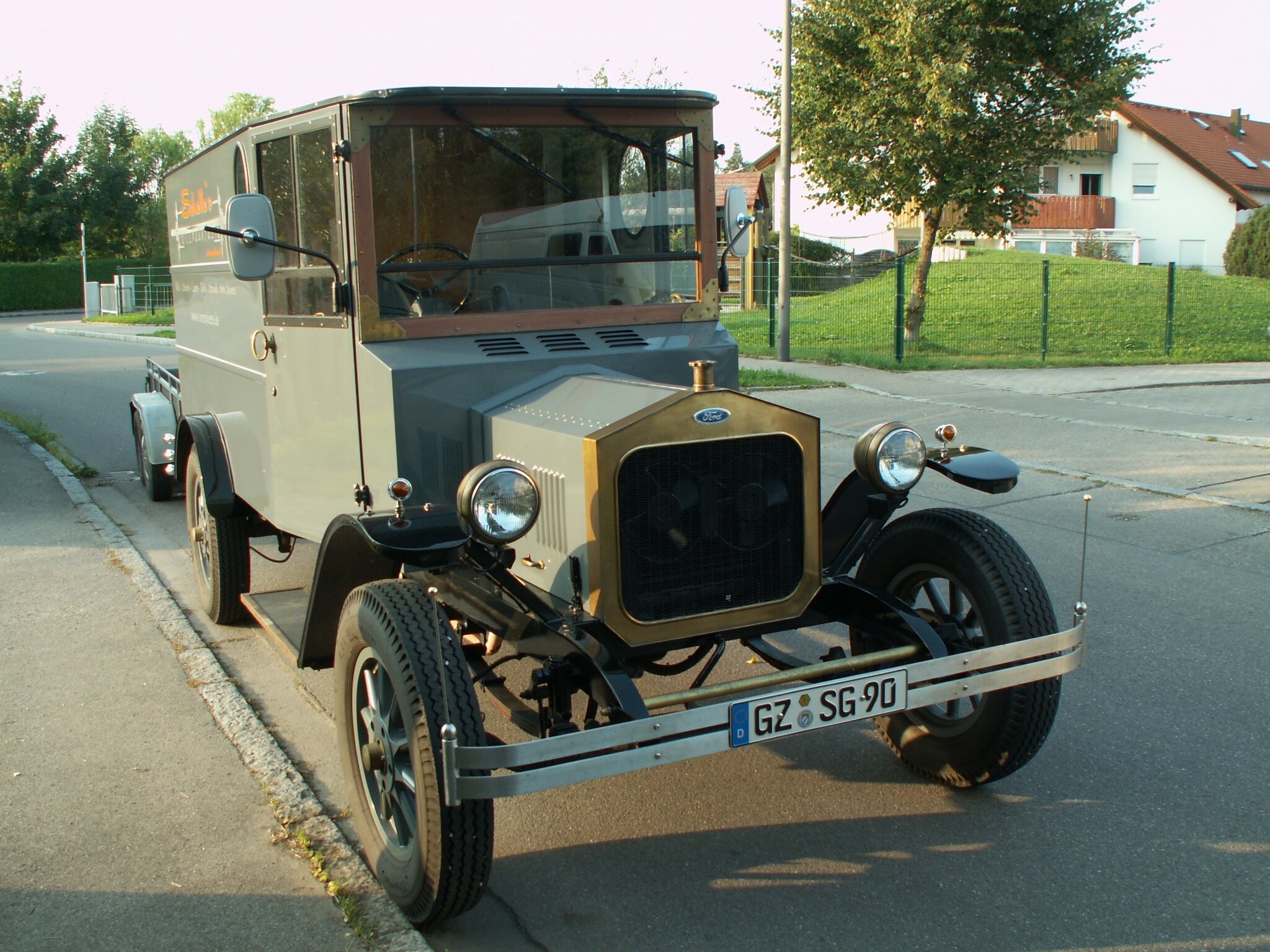Da fährt der Lord fort, in seinem Ford fort.....