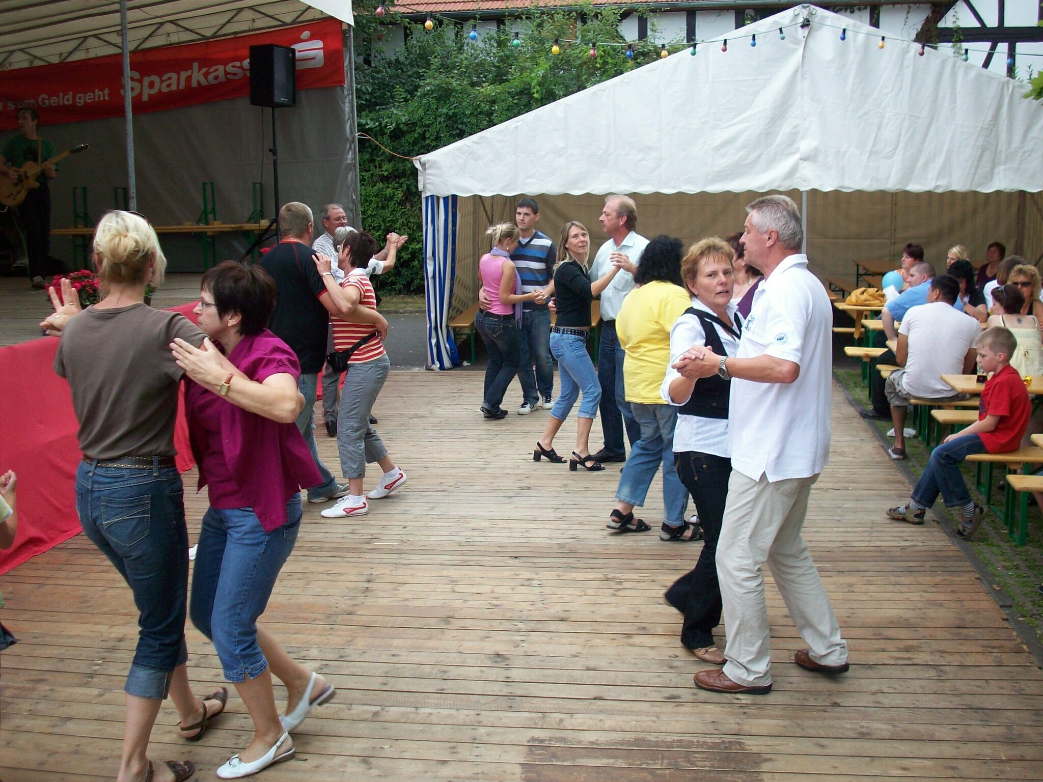Beim Dorfmarkt in Wenkbach tanzen viele bis zur Zugabe