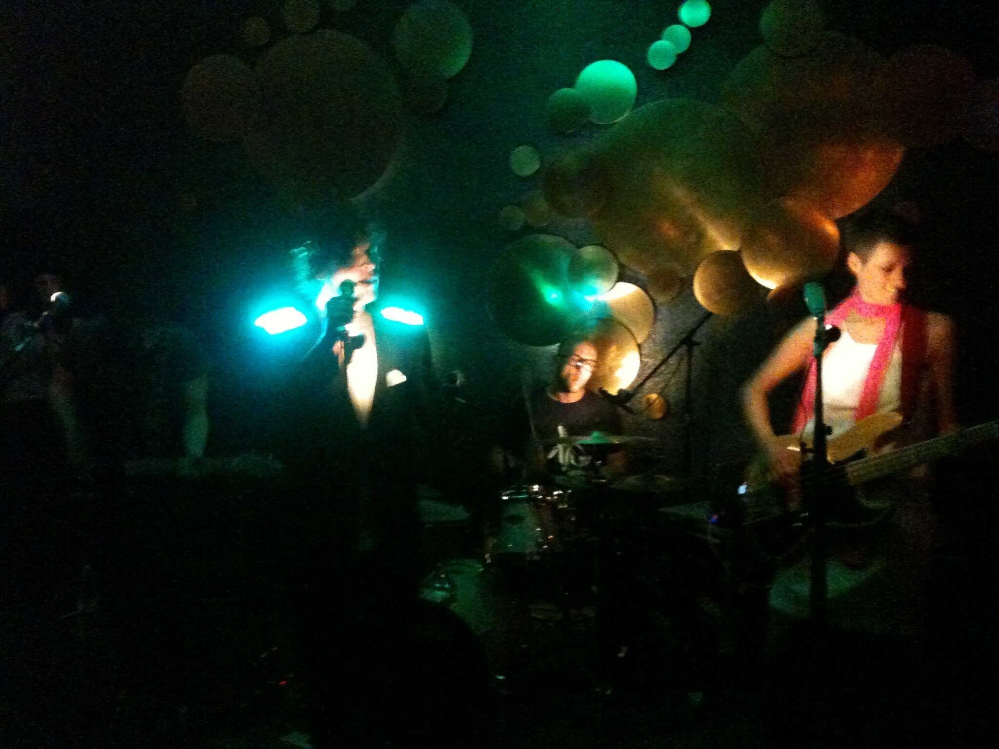 Enik Konzert im Café Beer in München featuring Martine am Bass und Fab ...