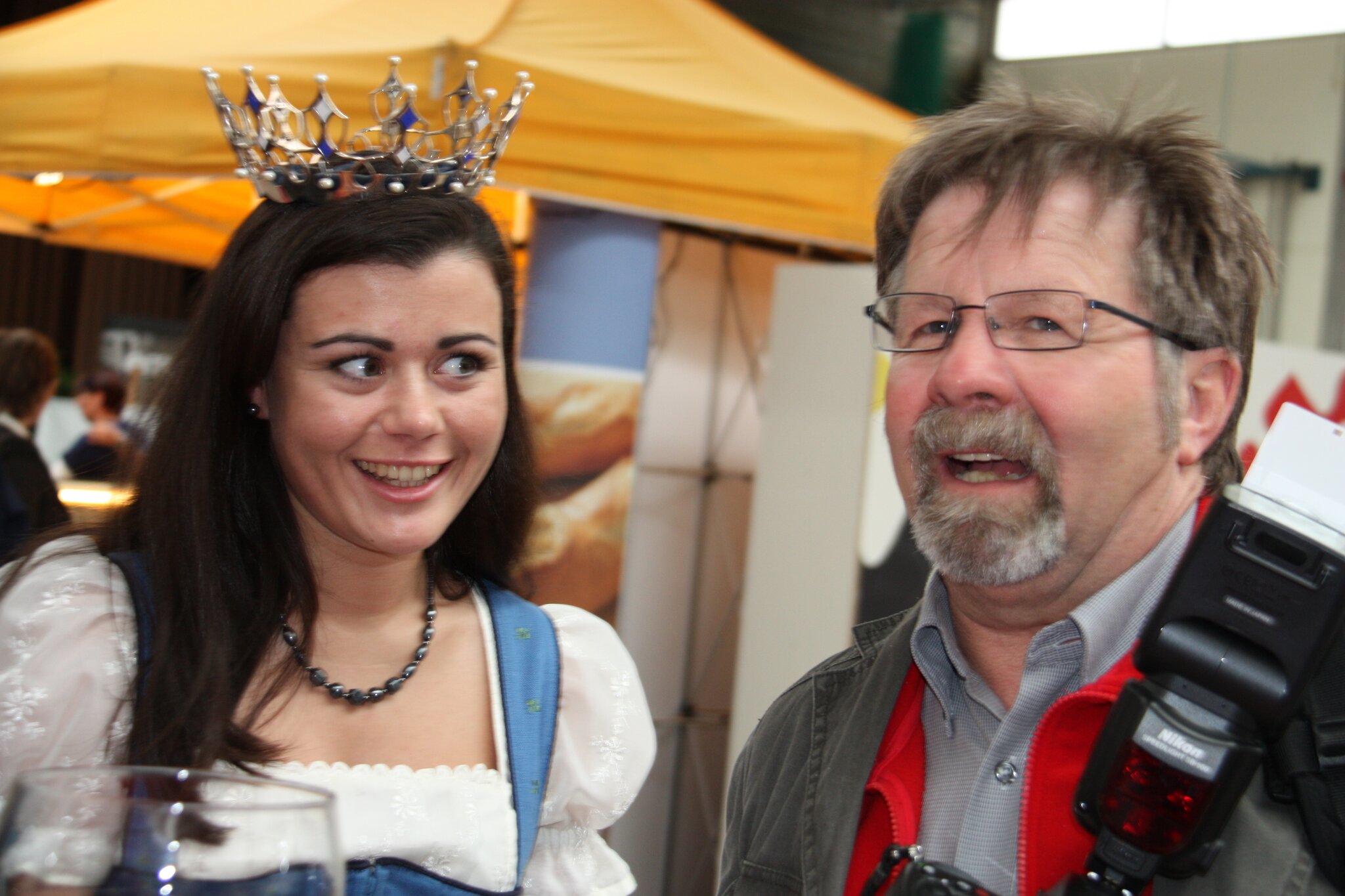 Immer für die DZ am Ball Karl Aumiller mit der Bayerischen Milchkönigin ...