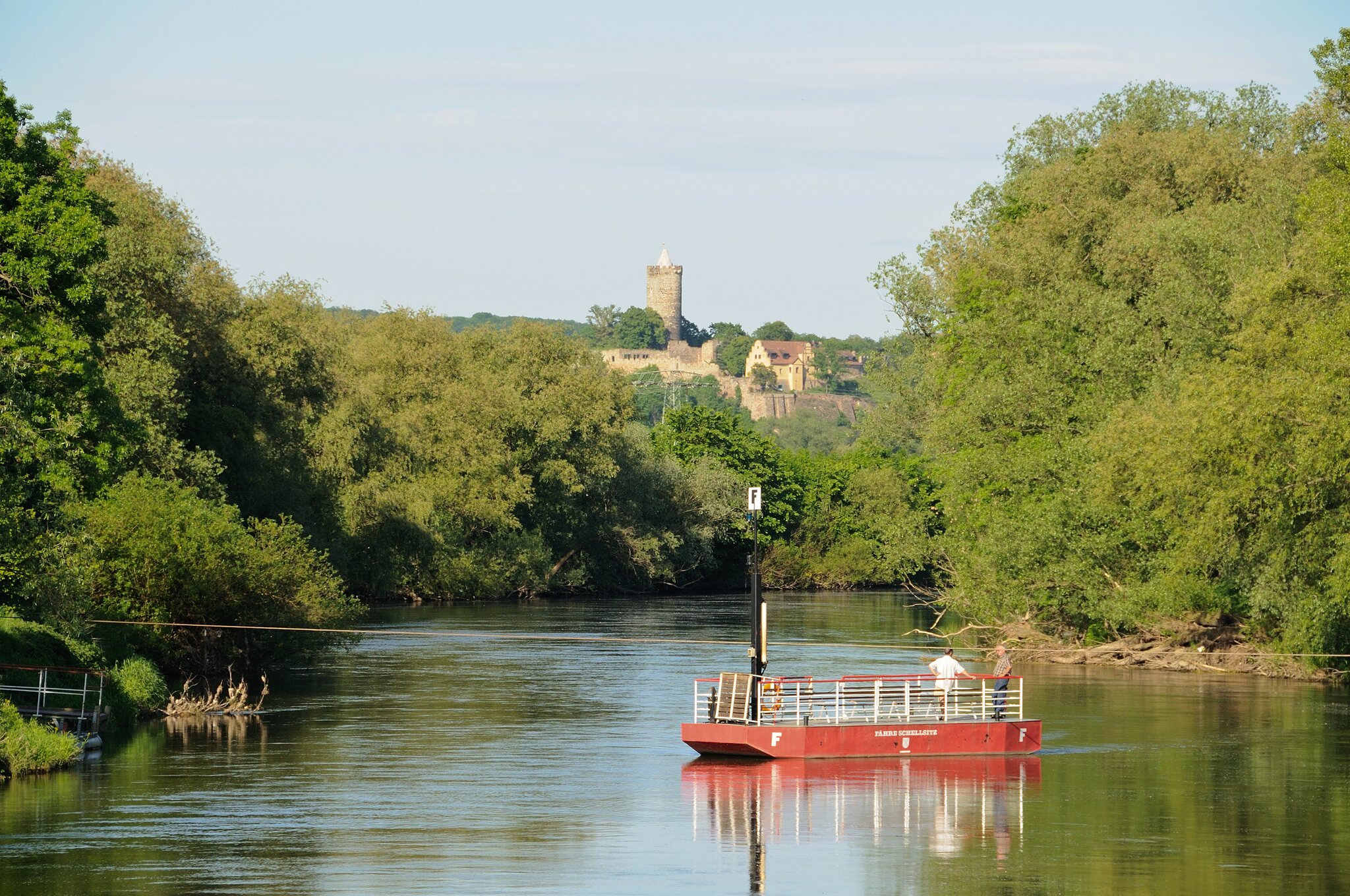 Fähre über die Saale bei Schellsitz, im Hintergrund die "Schönburg"