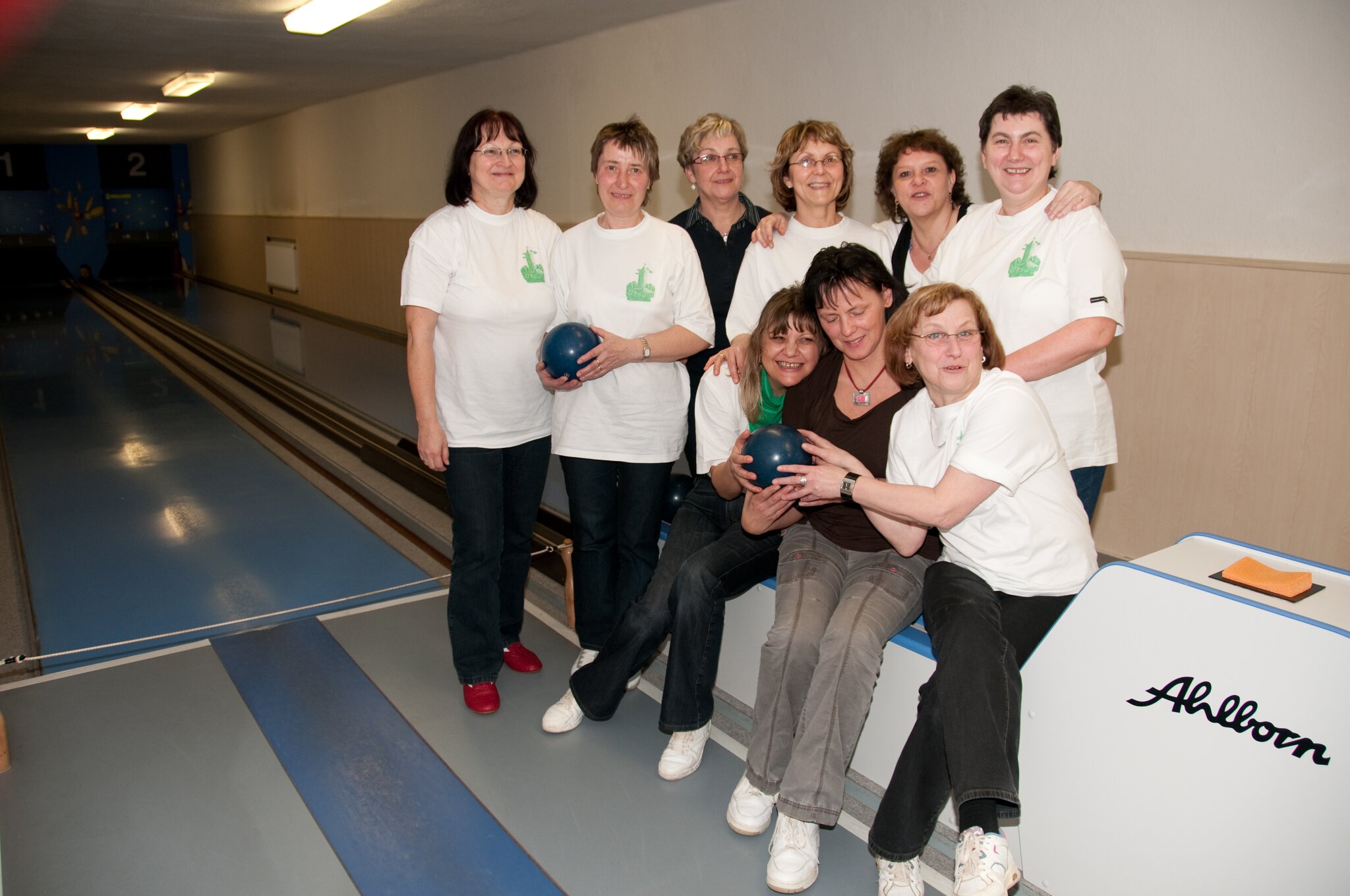 Die "Stammtischfrauen " von Schönburg beim Kegeln in Wethau