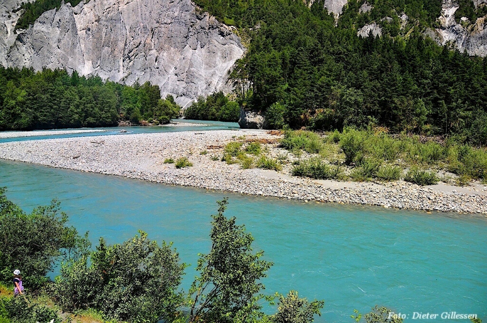 Und jetzt ab ins Wasser bei der Hitzn. Die "Rhone" entsteht aus einem ...
