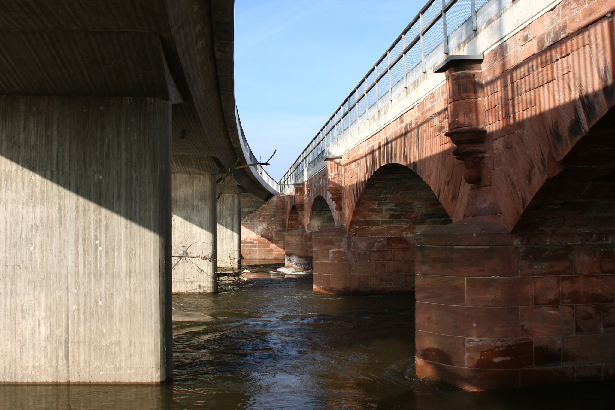 Kontraste: Die Alte und Neue Brücke von Roßbach