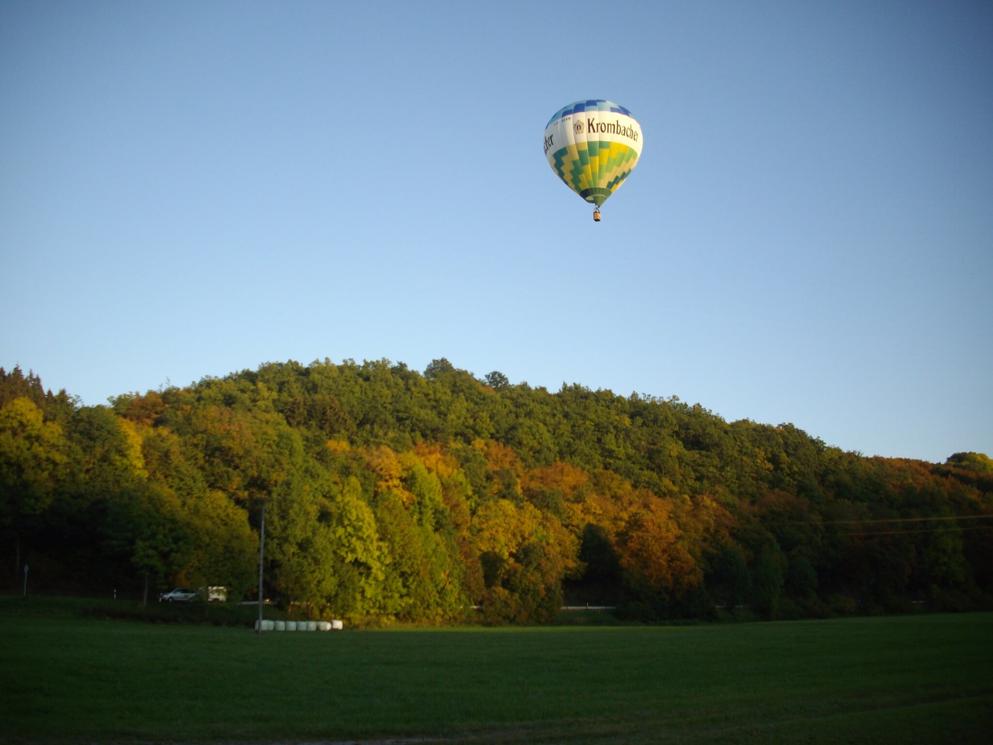 Ballonfahrt von D-OKBM über den Herbstwald bei Beddelhausen