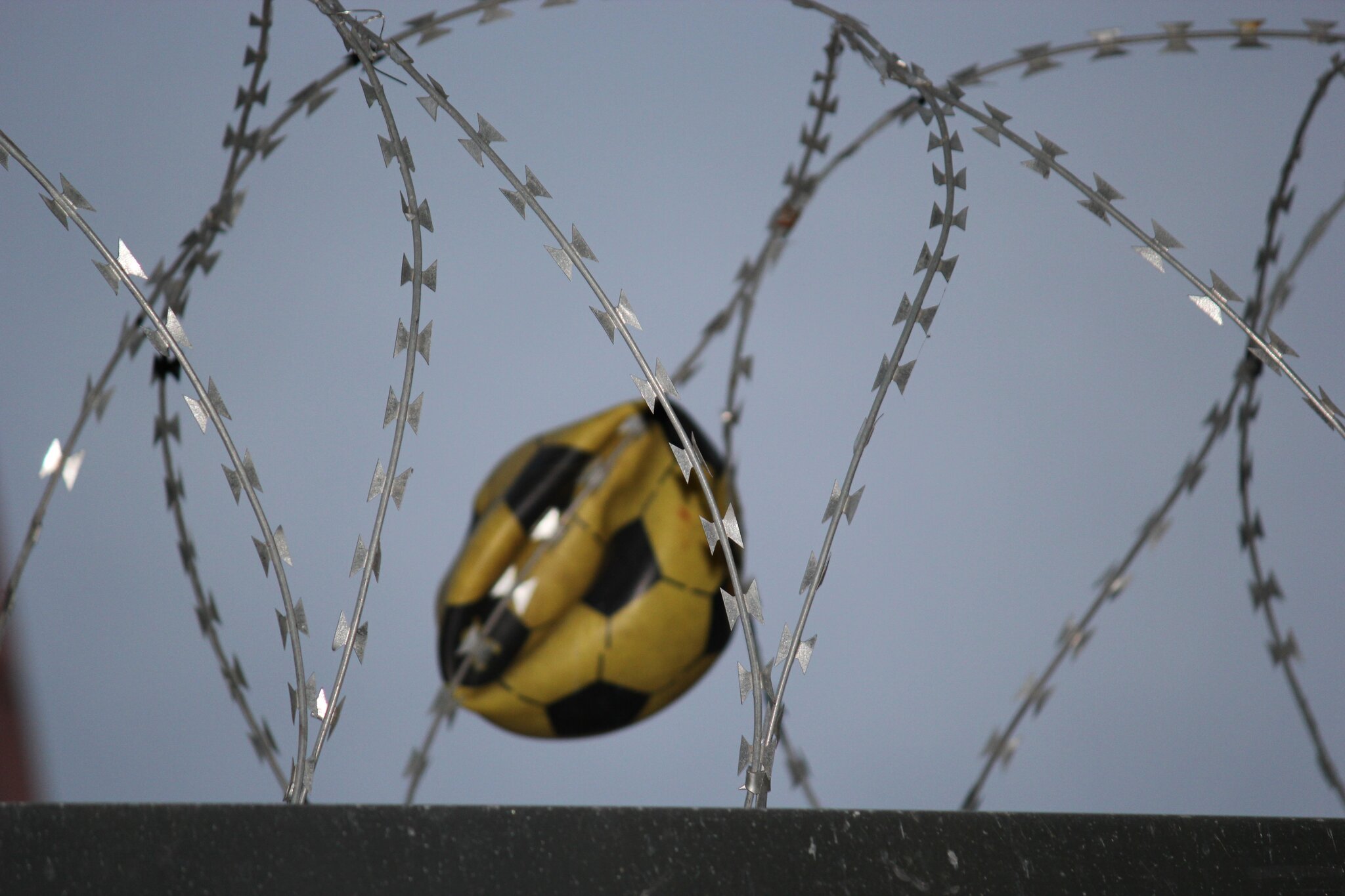 Auch ein Ball lebt gefährlich......peng und die Luft ist raus