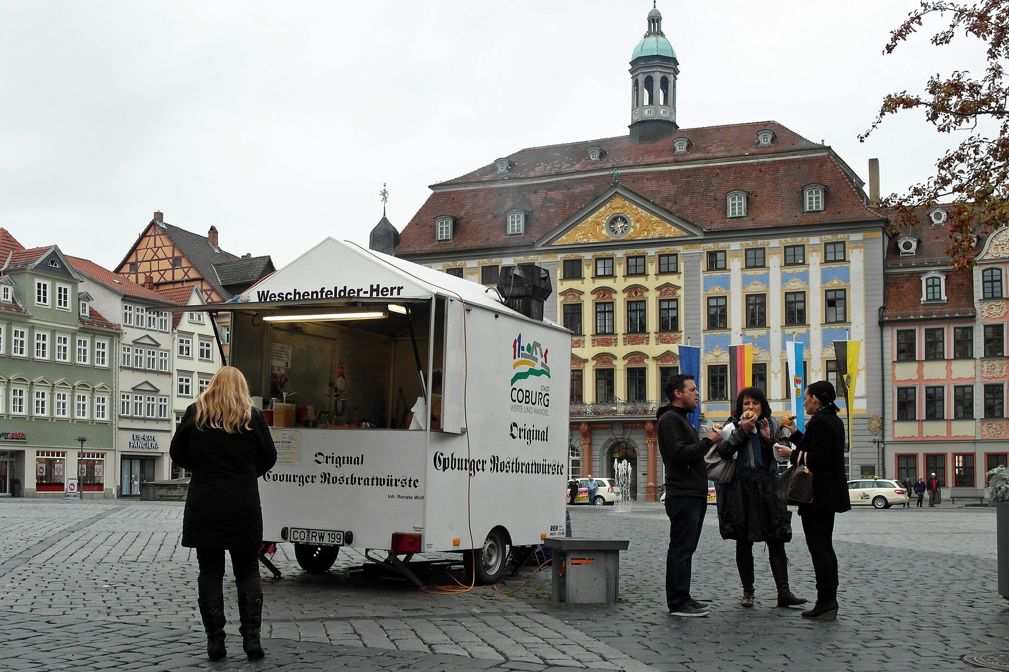 Der Bratwurststand auf dem Coburger Marktplatz