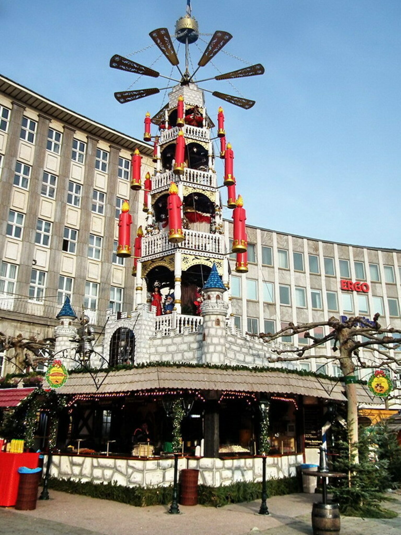 Weihnachtsmarkt Kassel - größte Märchenpyramide Deutschlands