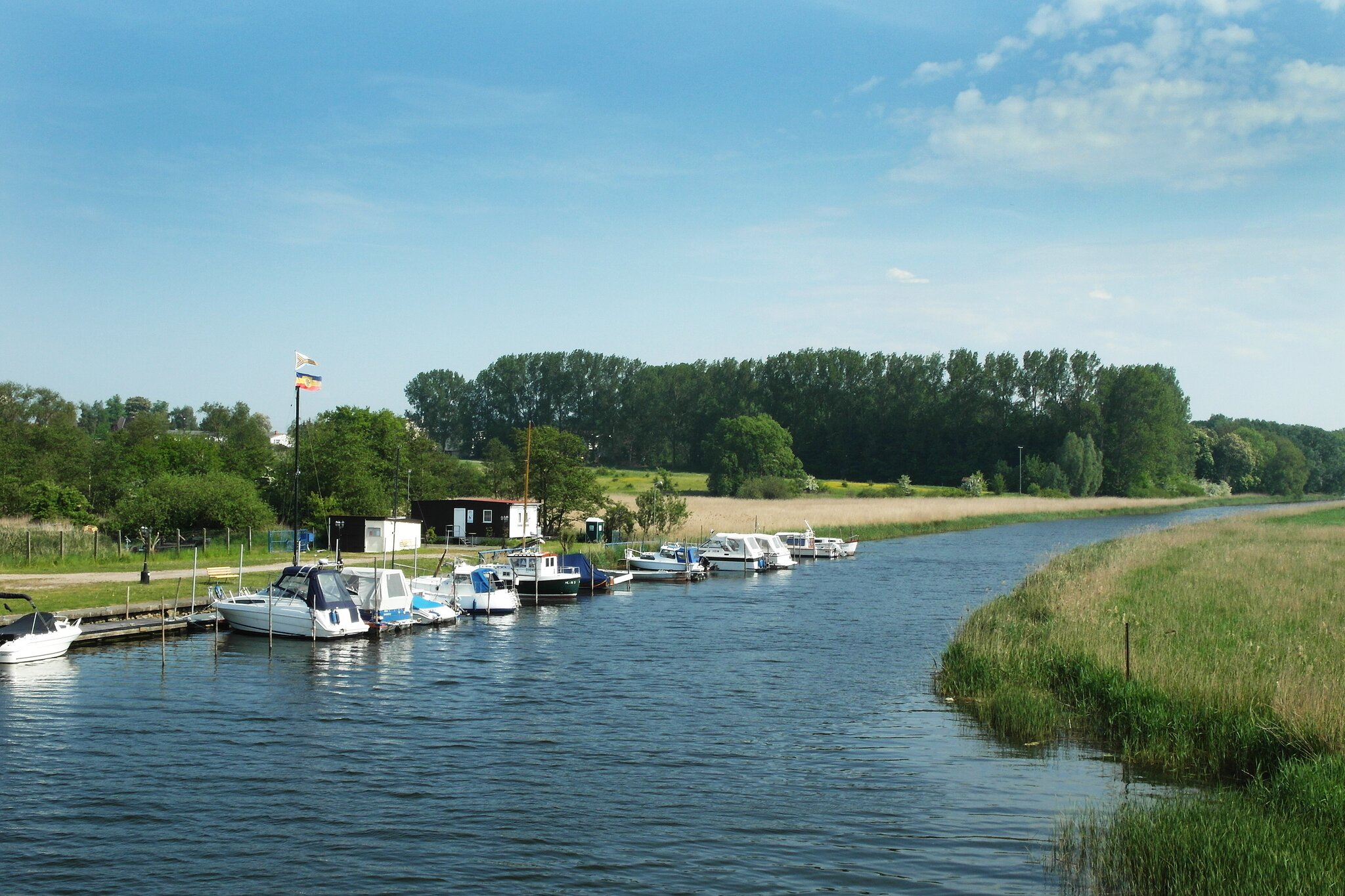 Landschaftsbild: Der kleine Hafen der Stadt Dassow