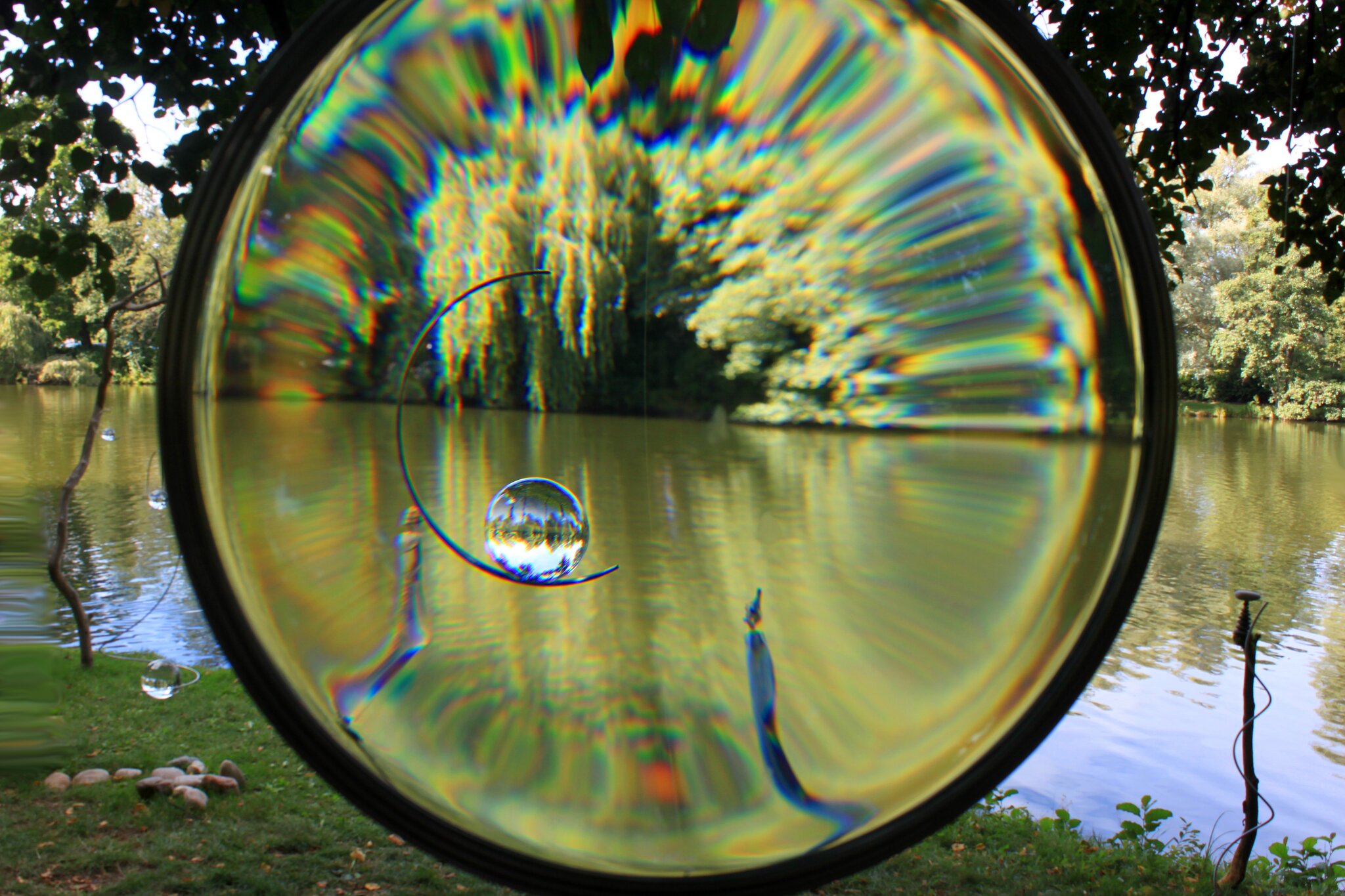 DURCH DIE LINSE GESCHAUT.