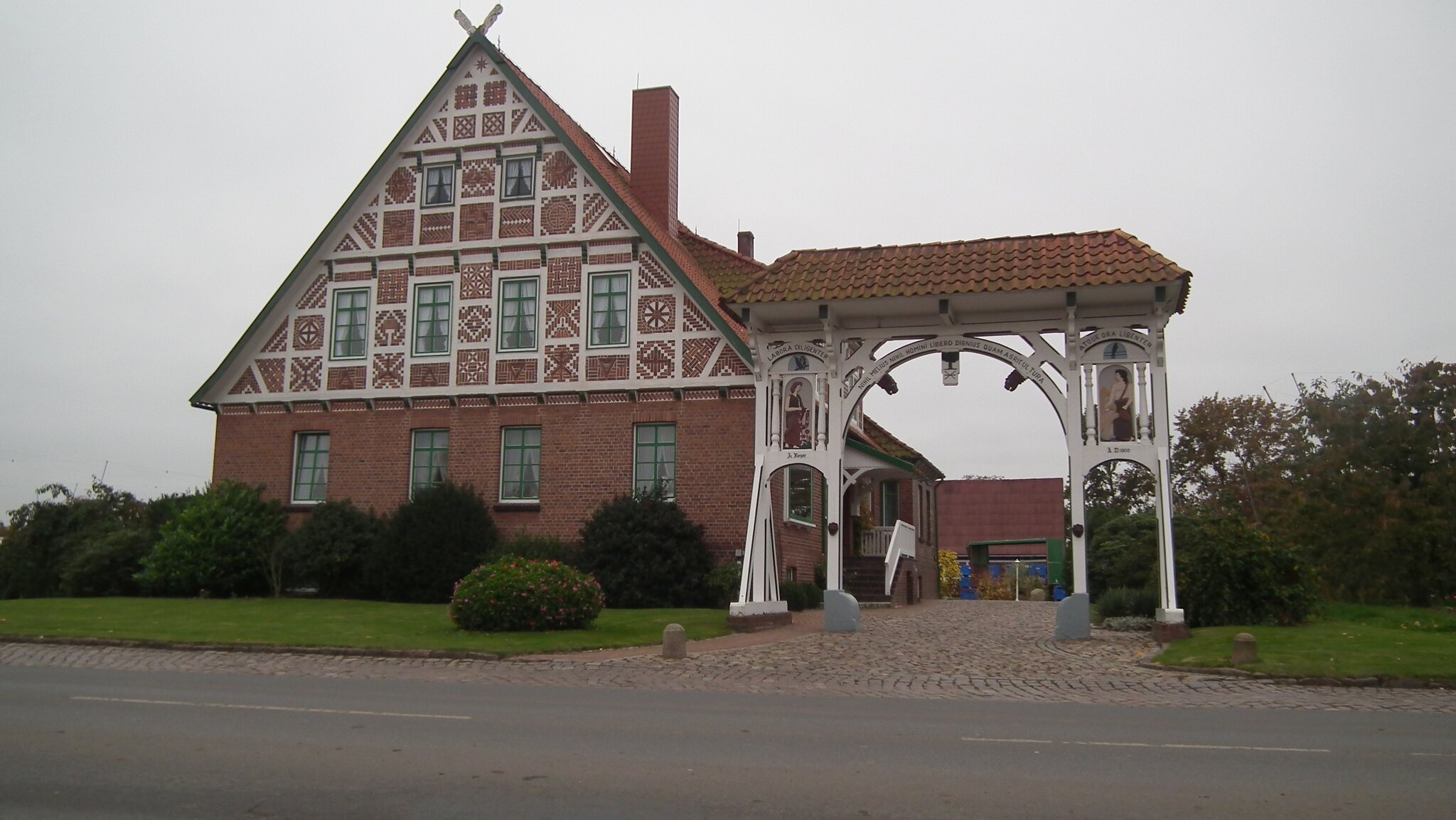Altländer Bauernhaus mit Prunkpforte in Jork