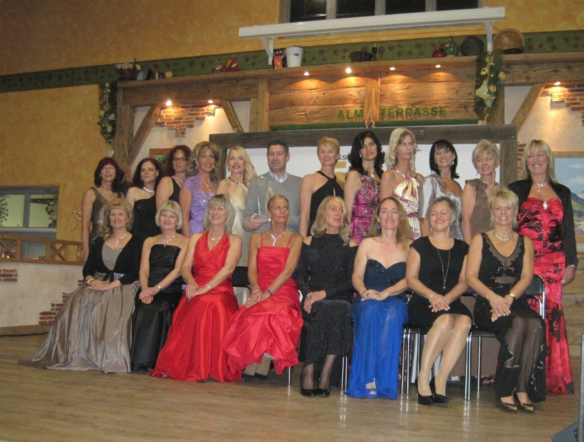 Schnappschuss: die Damen im Finale Miss 50 plus Germany im Abendkleid