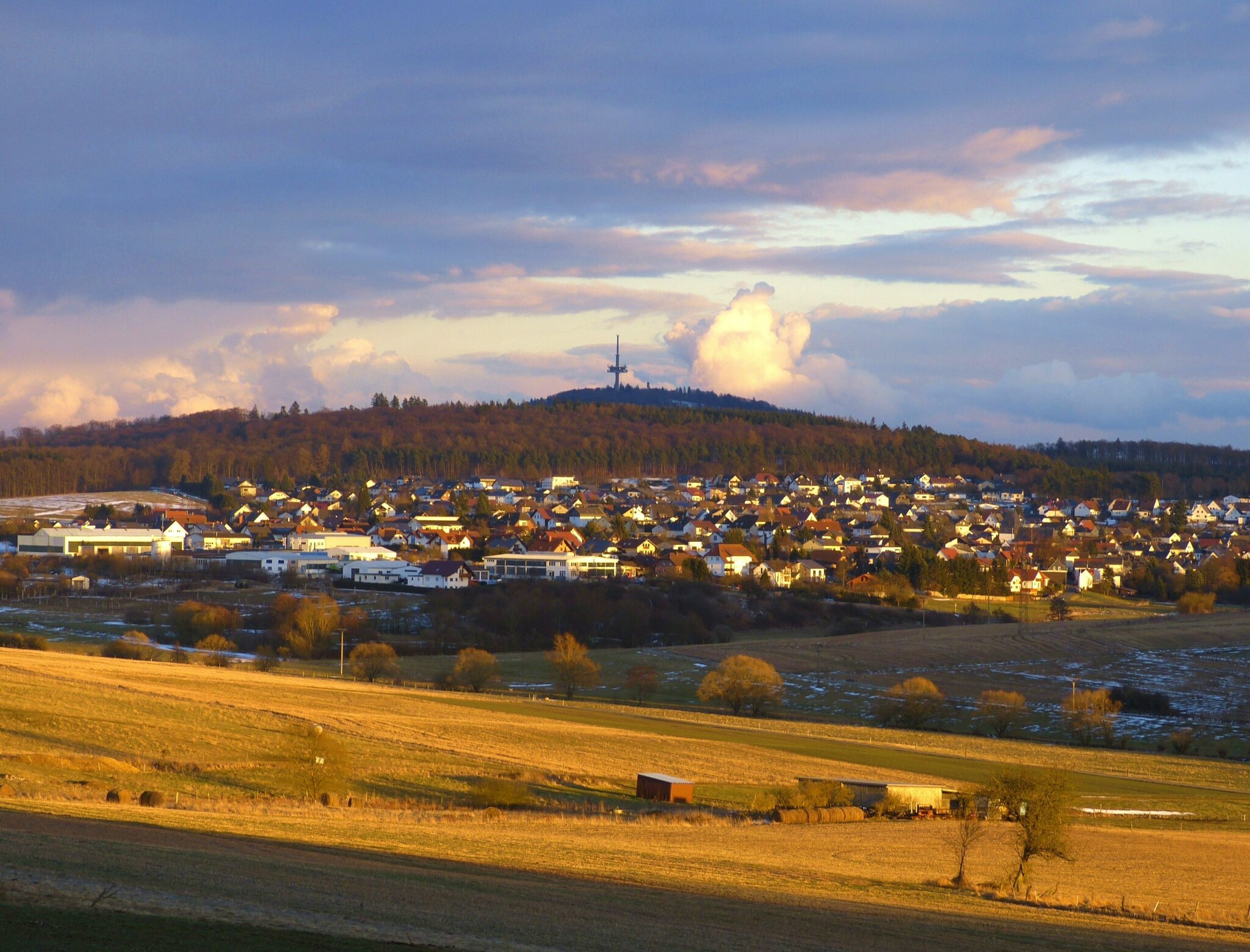 Der Dünsberg und Dorf Erda in Abendsonne.