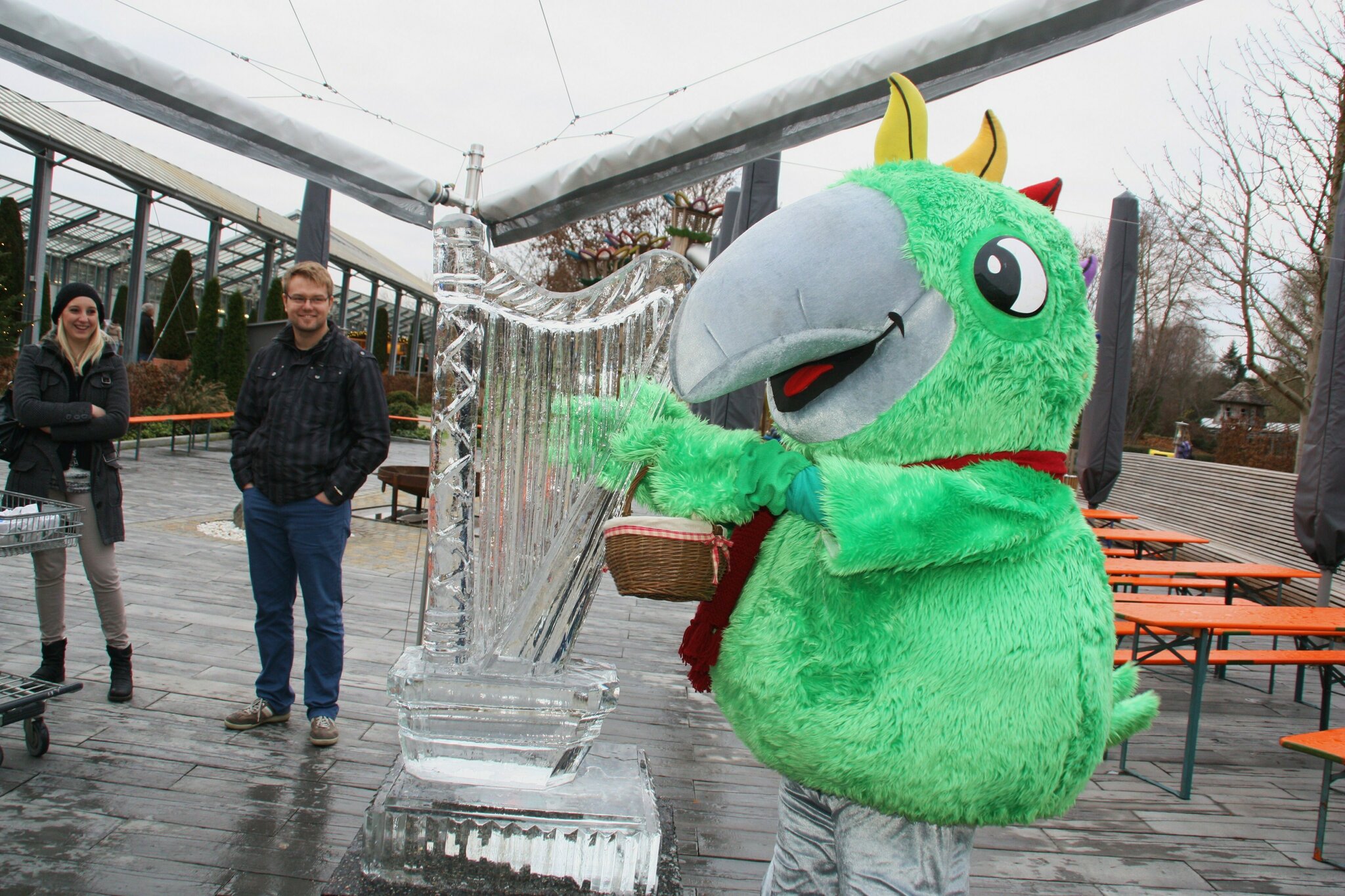 Dehner Maskottchen spielt Harfe!