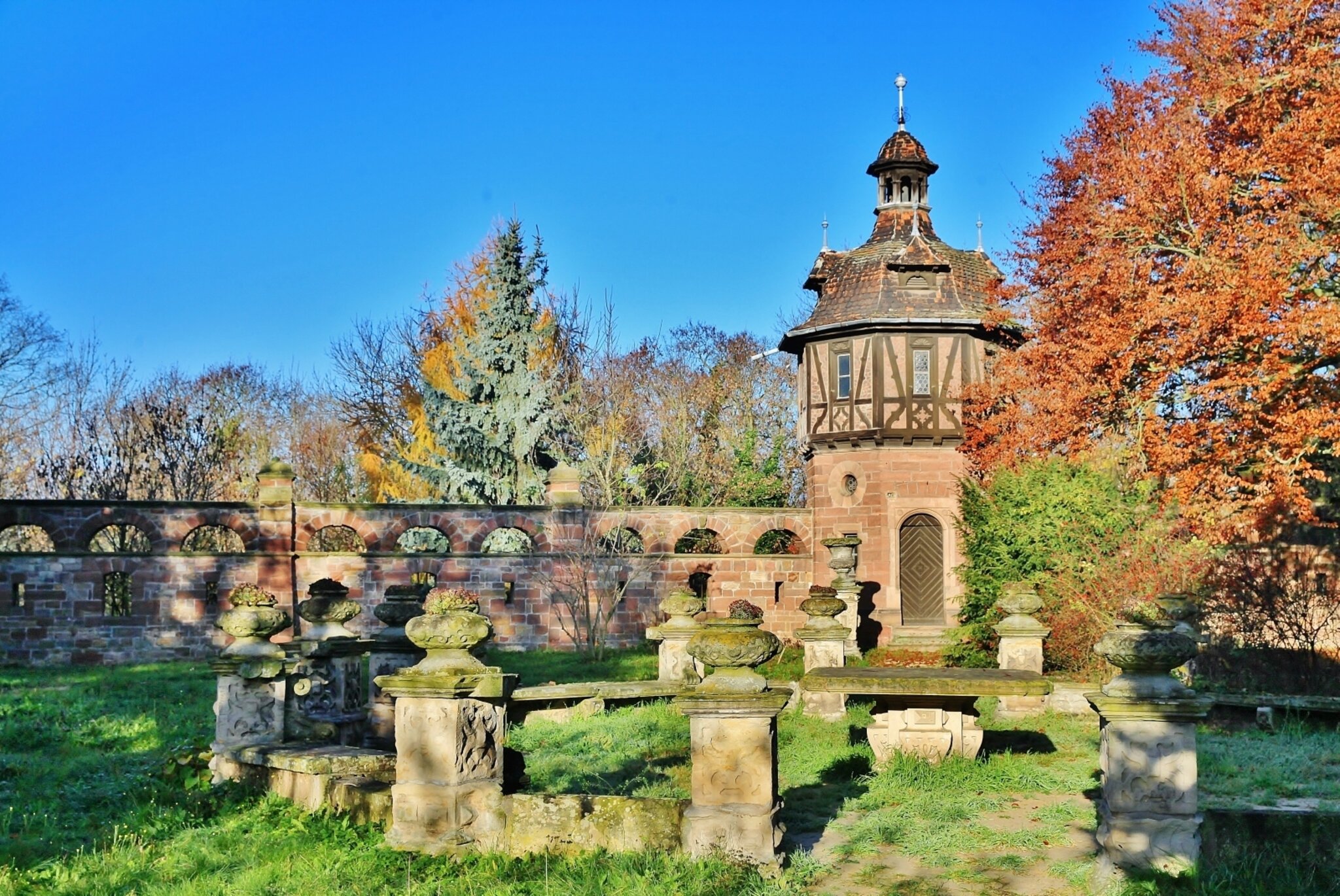 Schloss Vitzenburg. Blick von Schlosshof auf die Schlossmauer mit Turm.