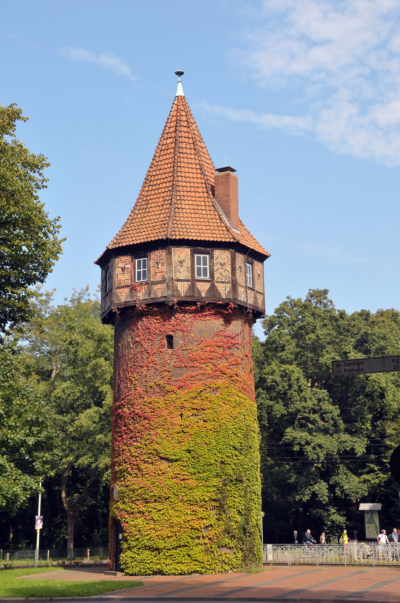 Jetzt kündigt sich der Herbst an: Döhrener Turm im Farbkleid
