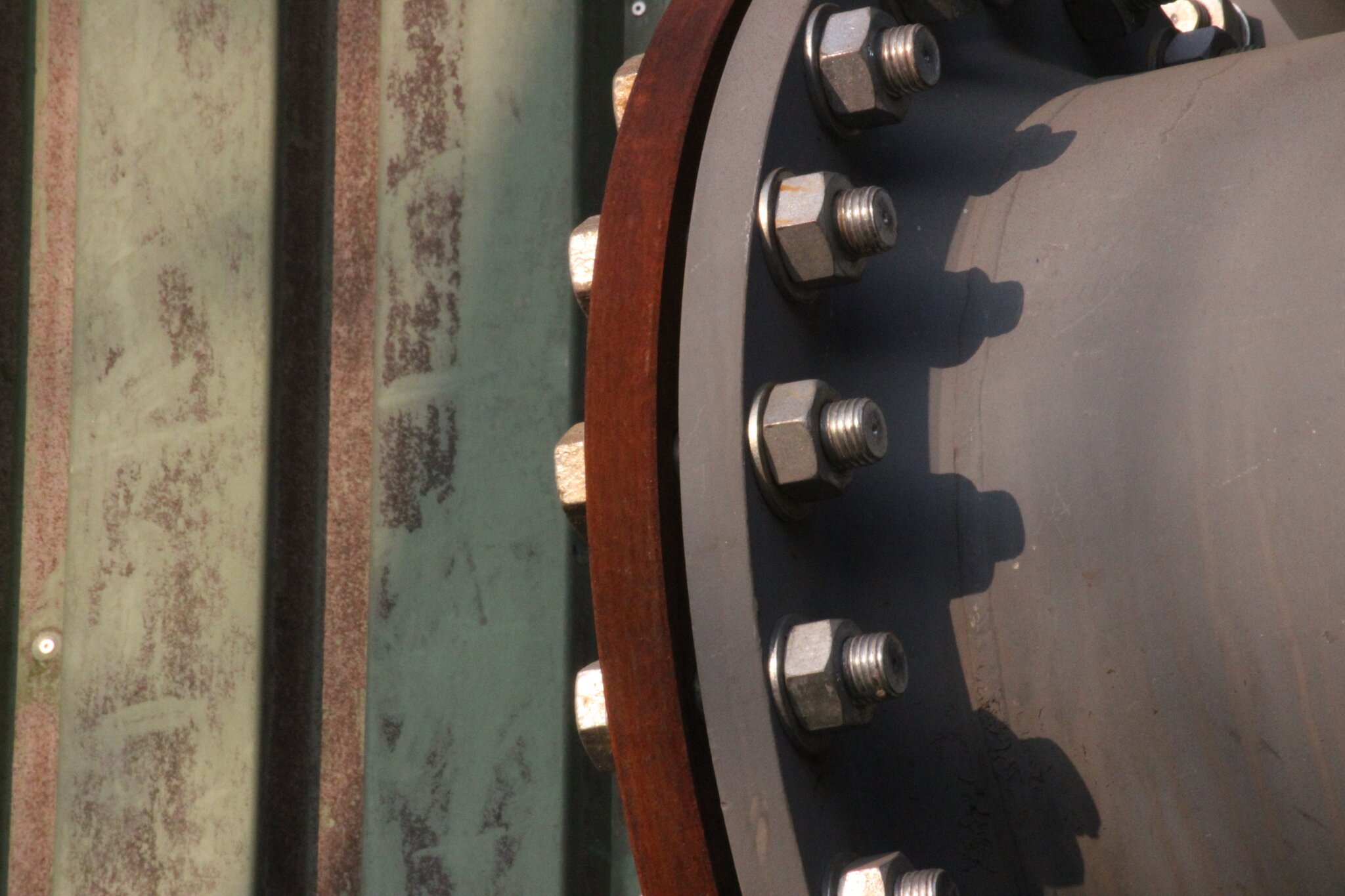 Unsachgemäße Flanschverbindung: Linker Flansch korrodiert bereits!