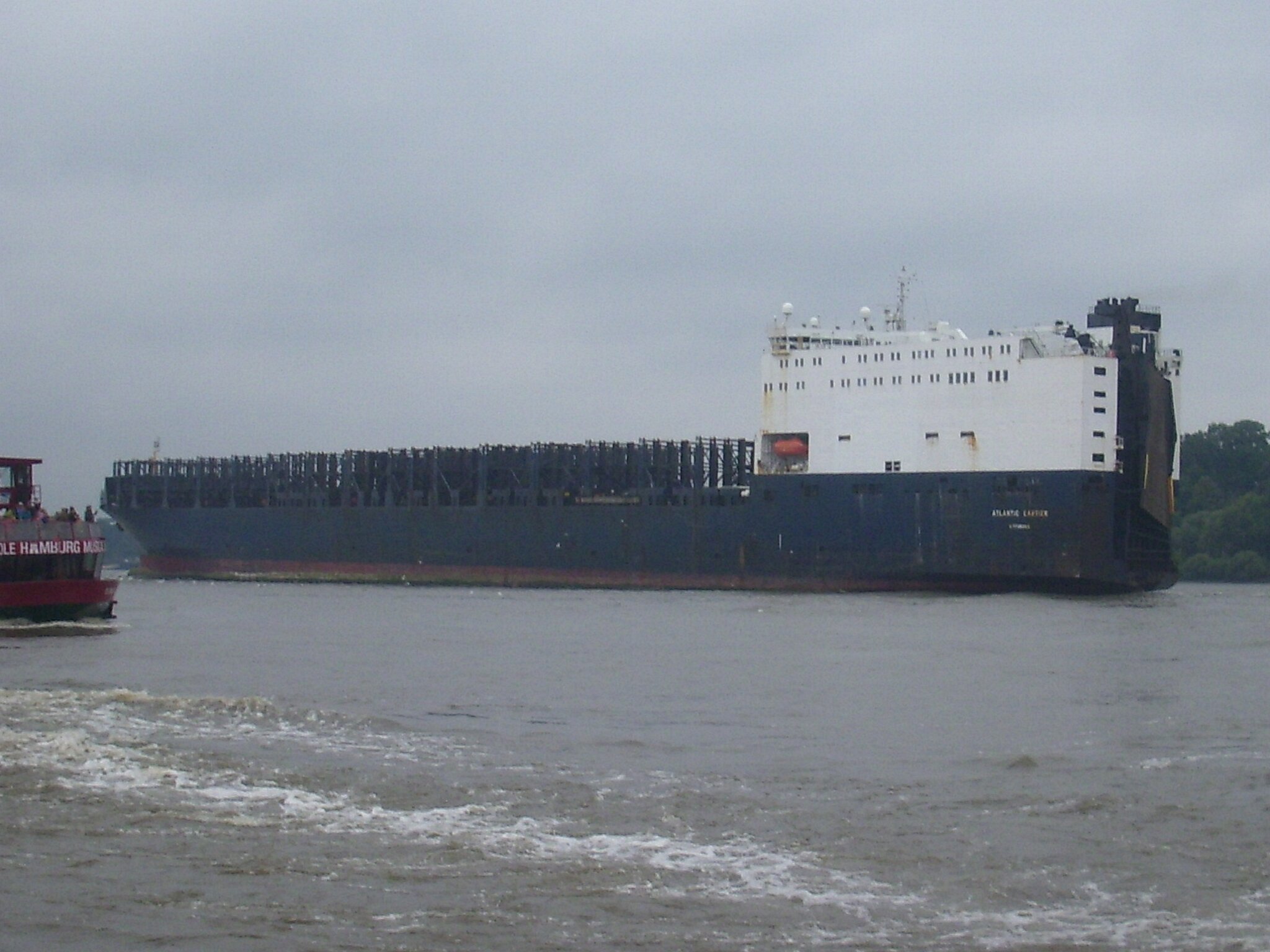 Das gibt es auch, ein leeres Containerschiff (((:-)))