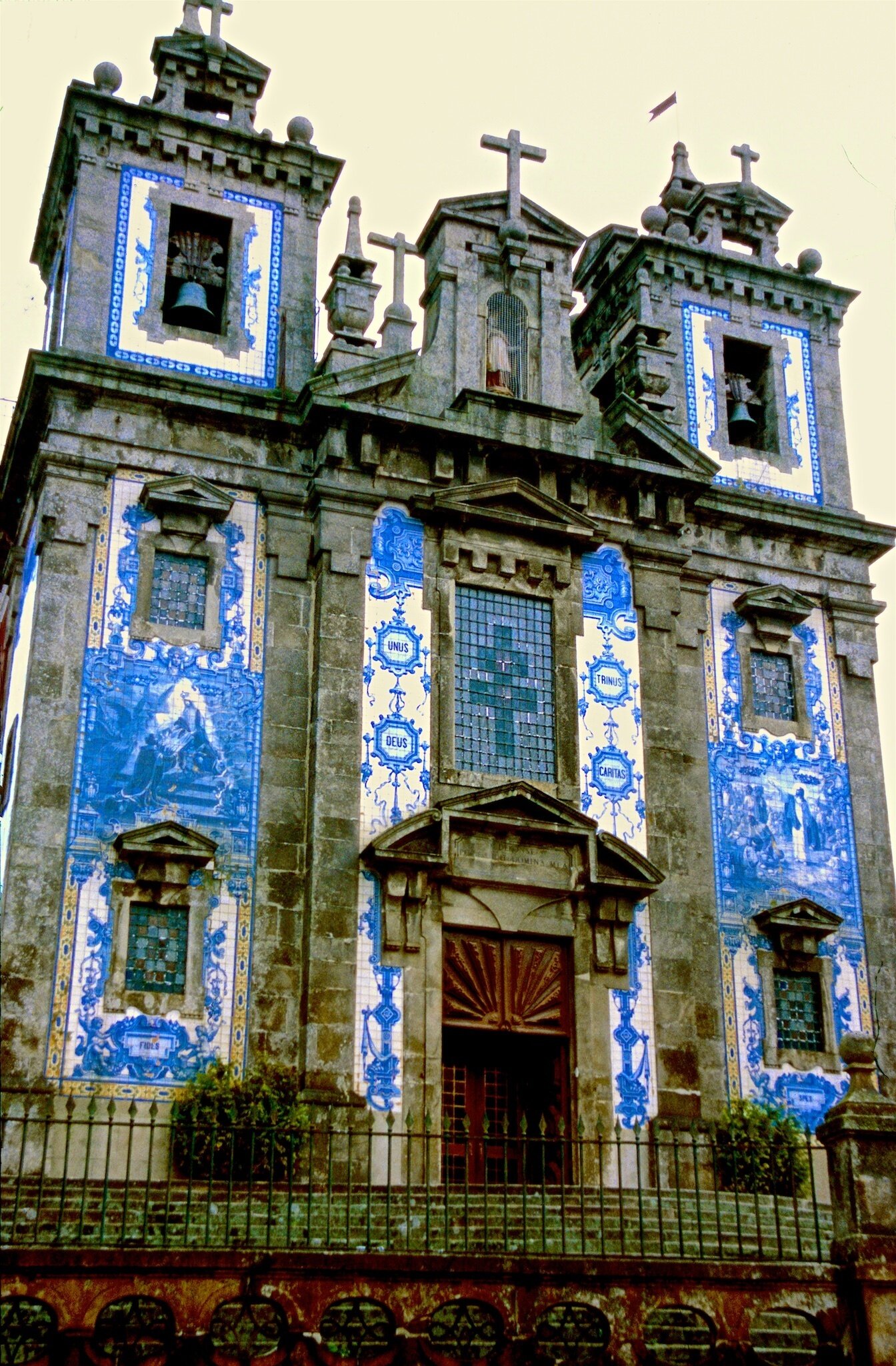 Wo gibt`s denn eine gekachelte Kirchenfassade?