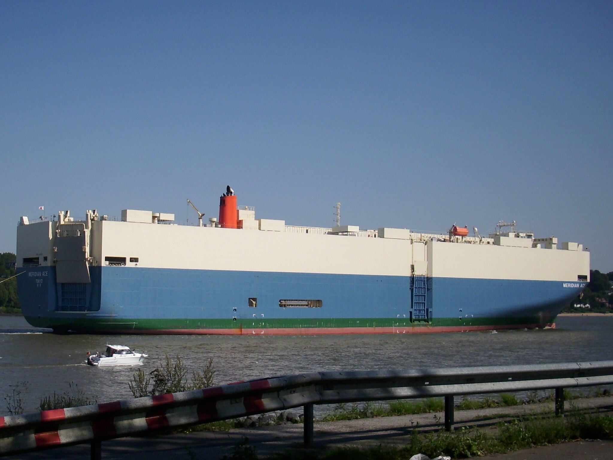 Einen habe ich noch! Bei dem Schiff ist nur der Schornstein zu sehen ...