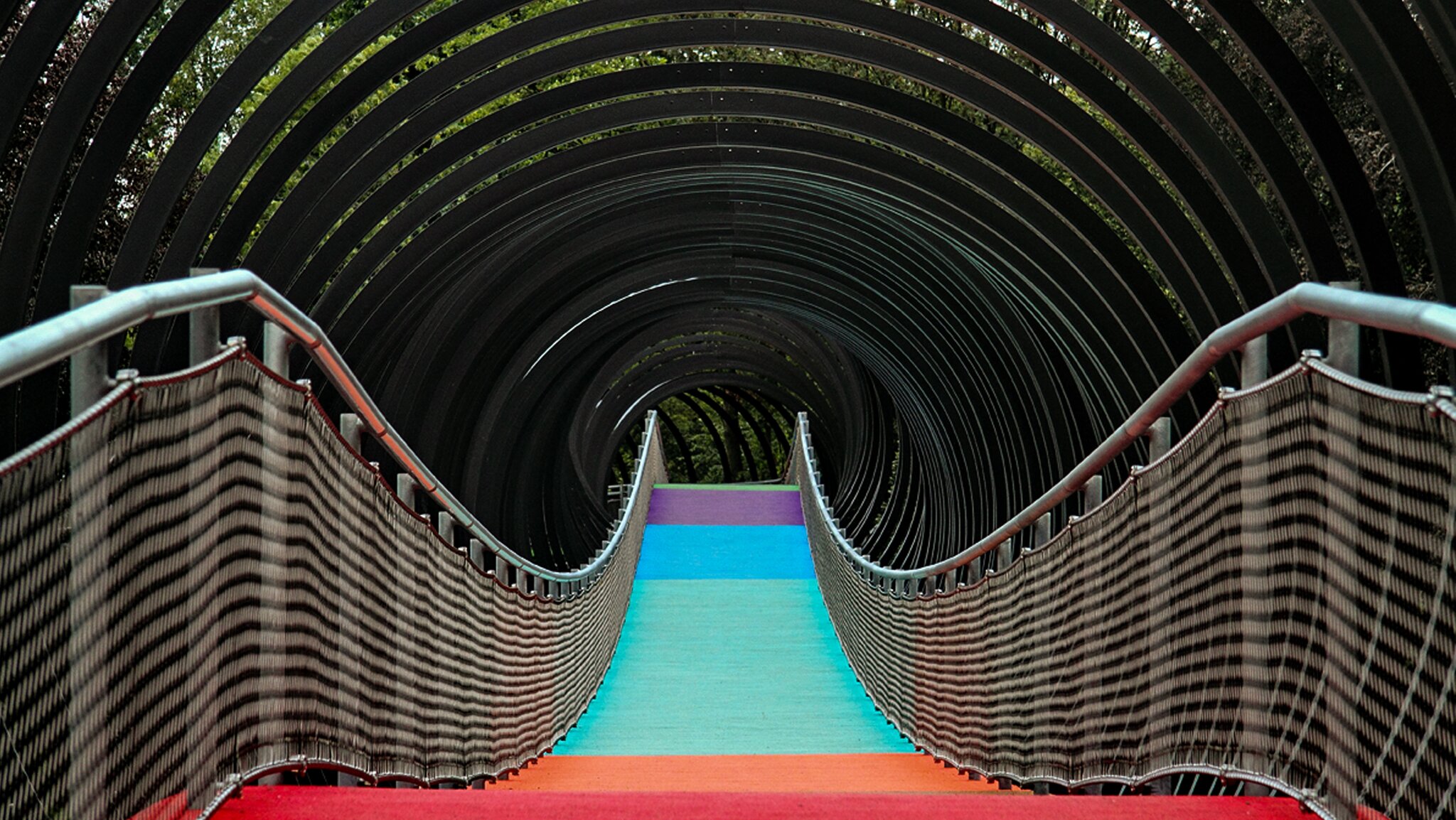 Im --- ,,onduliertem Stechschritt,, --- über die Rehberger Brücke