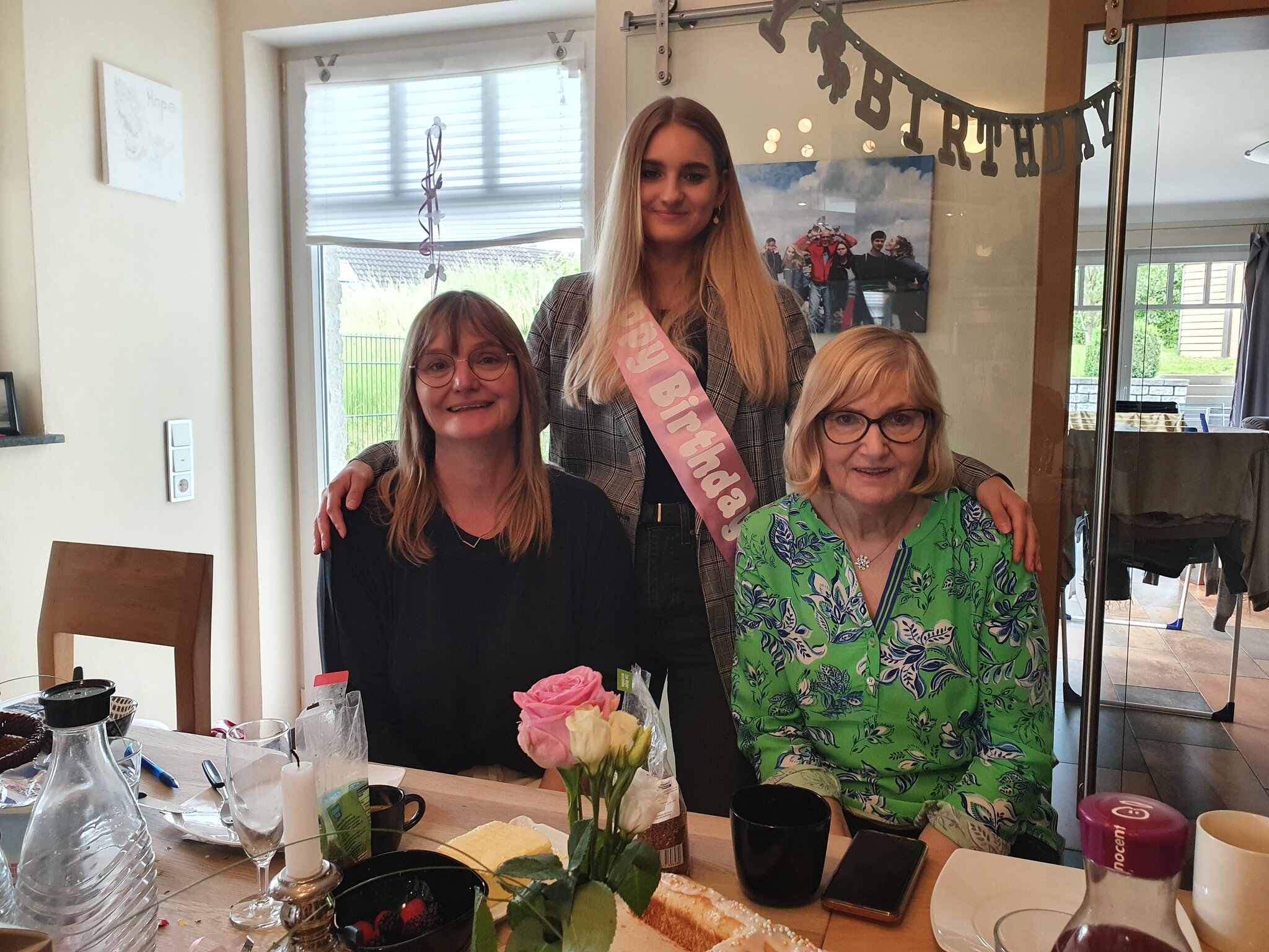 So schön ist der Geburtstag mit Mama und Oma.