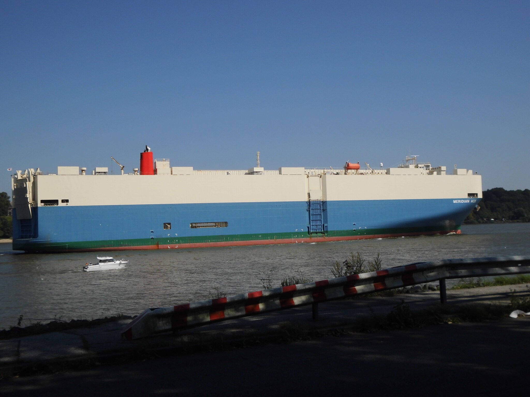 Ein Fahrender Schuhkarton Schiffsname ist Meridian ACE