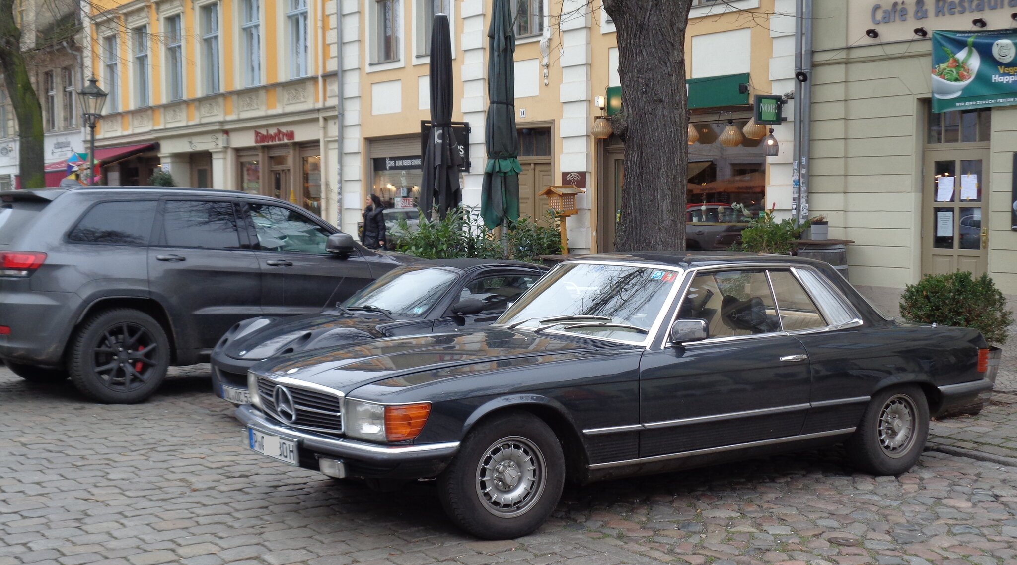 Schwarze Autos - das vordere ist der schönste - Oldtimer! :-)