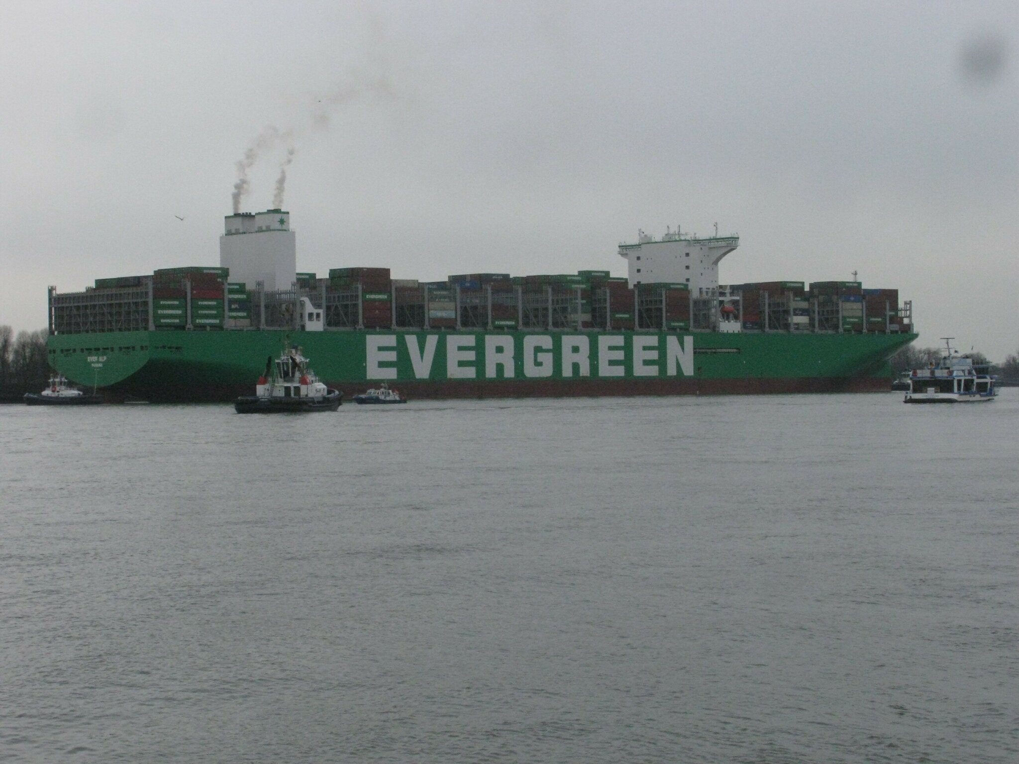 DAS CONTAINERSCHIFF EVER ALP / VERLÄSST DEN CONTAINERTERMINAL ...