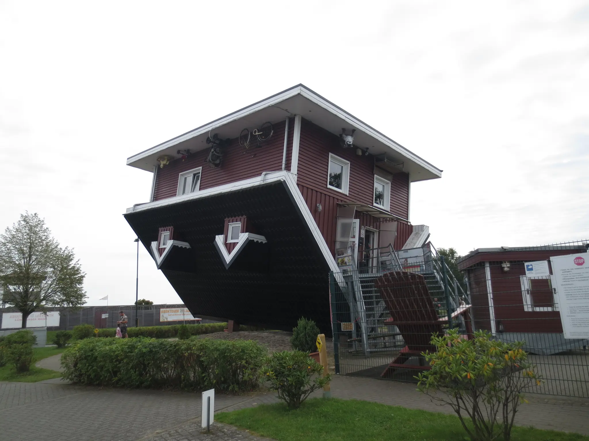 Hier ist das Haus welches auf dem Kopf steht, es steht in Bispingen.